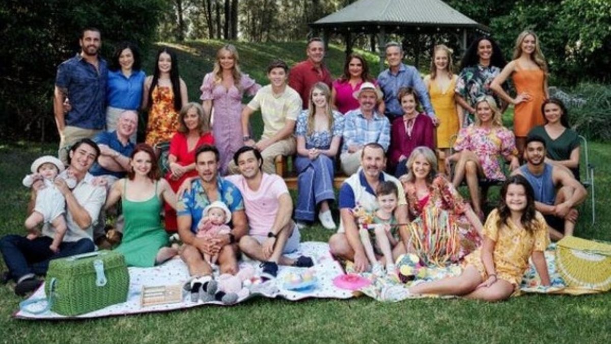 Neighbours releases last ever cast photo ahead of soap end - DailyNewsBBC